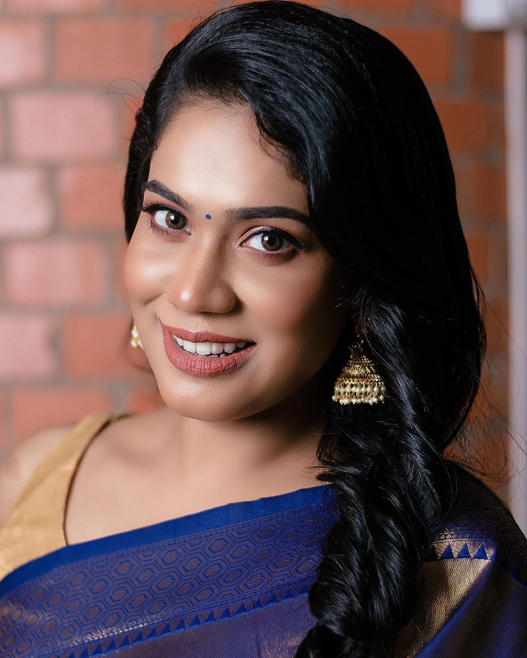 സാരിയിൽ സ്റ്റൈലൻ ലുക്കിൽ കുടുംബവിളക്ക് താരം ആതിര മാധവ്, ചിത്രം നോക്കൂ ...