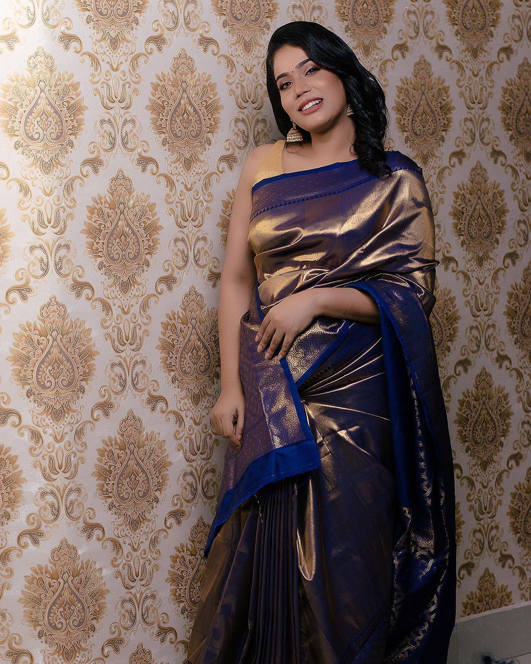 സാരിയിൽ സ്റ്റൈലൻ ലുക്കിൽ കുടുംബവിളക്ക് താരം ആതിര മാധവ്, ചിത്രം നോക്കൂ ...