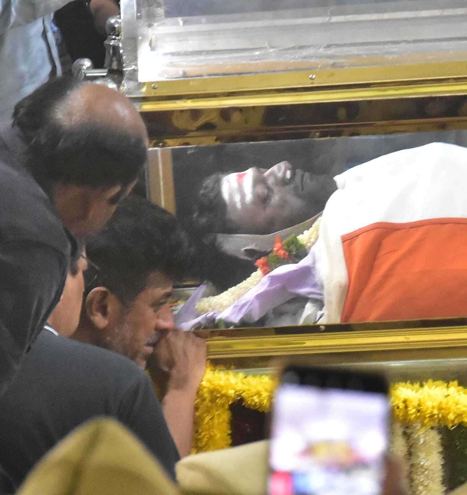 Fans & Celebs Pays Their Last Respect To Puneeth Rajkumar Photos ...