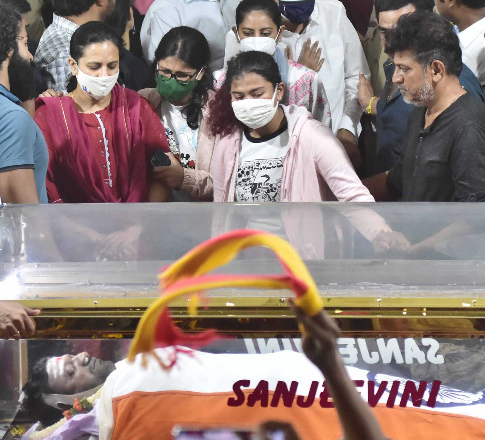 Fans & Celebs Pays Their Last Respect To Puneeth Rajkumar Photos ...