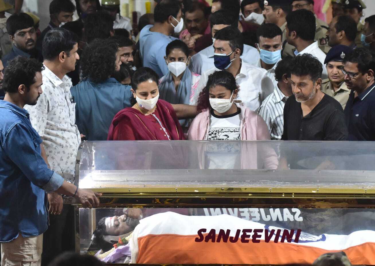 Fans & Celebs Pays Their Last Respect To Puneeth Rajkumar Photos ...