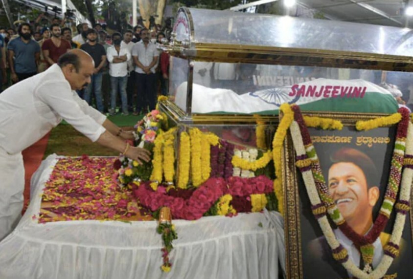 Puneeth Rajkumar : ఆశ్రునయనాలతో 'అప్పు'కి వీడ్కోలు.. (ఫోటోలు) | Puneeth ...