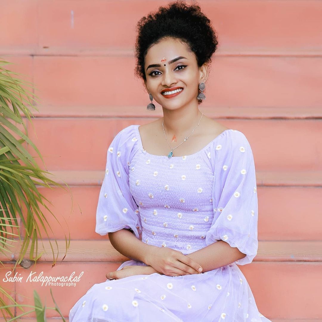 സിംപിൾ ആൻഡ് ക്യൂട്ട് സ്റ്റൈലിൽ സ്റ്റാർ മാജിക്കിലെ അന്ന ചാക്കോ, പുത്ത ...