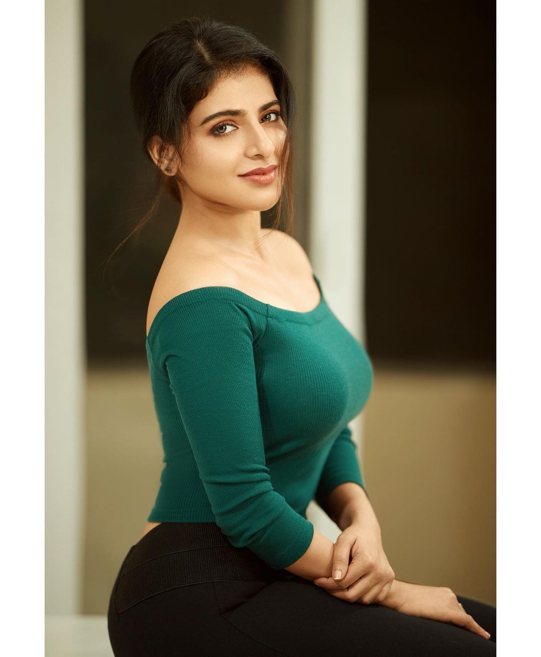 வளைந்து, நெளிந்து அழகில் அசர வைக்கும் ஐஸ்வர்யா மேனன் ஃபோட்டோஸ் ...