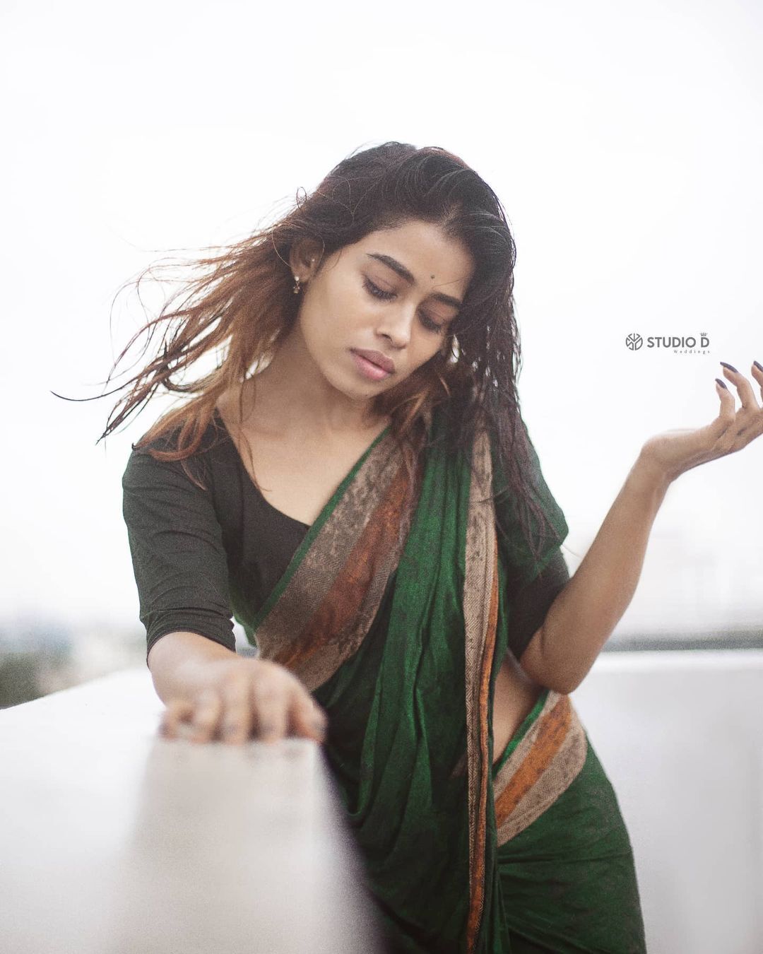 சாரல் மழையில் சொட்டச் சொட்ட நனைந்த சாய் பிரியங்கா ருத்.. கிக்கேற்றும் ...