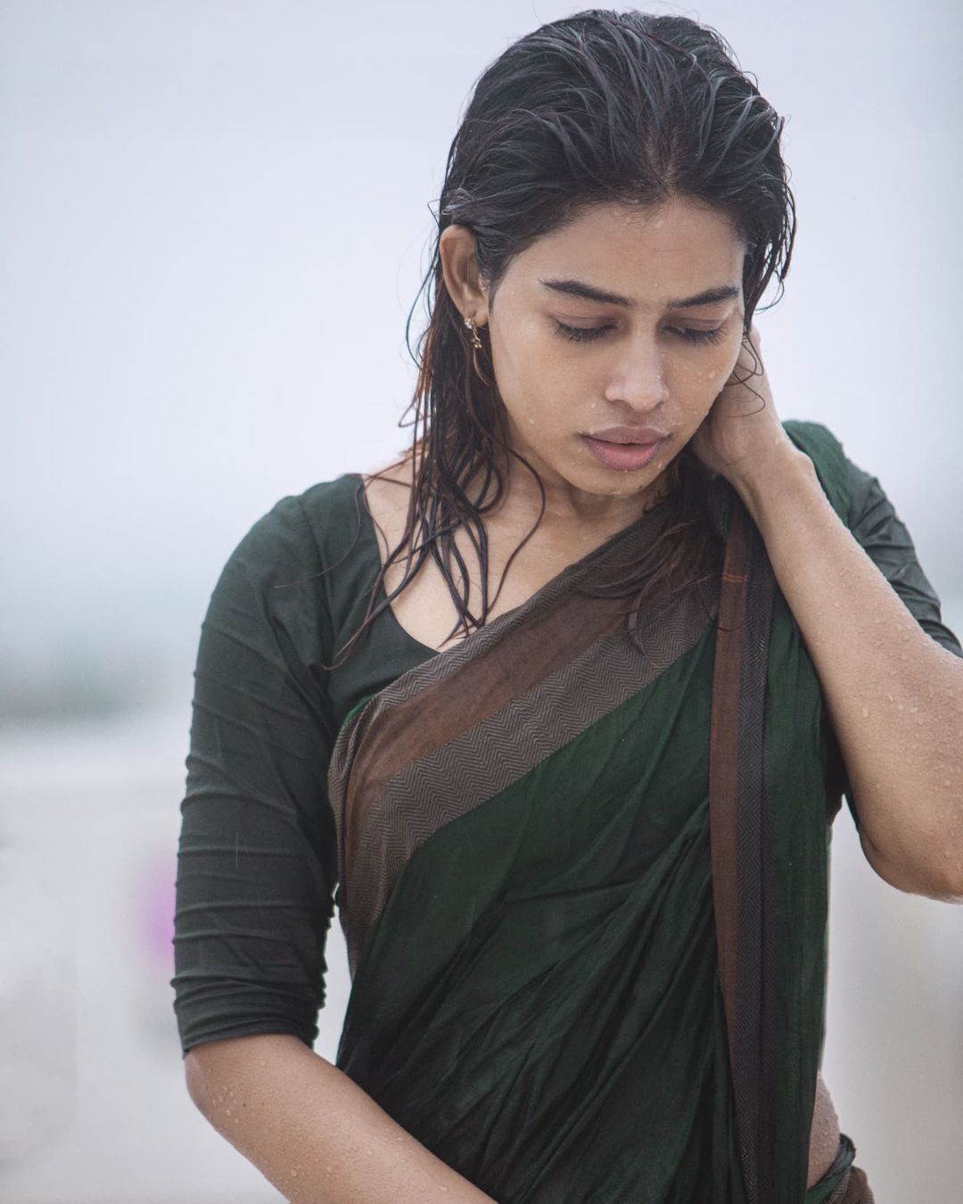 சாரல் மழையில் சொட்டச் சொட்ட நனைந்த சாய் பிரியங்கா ருத்.. கிக்கேற்றும் ...