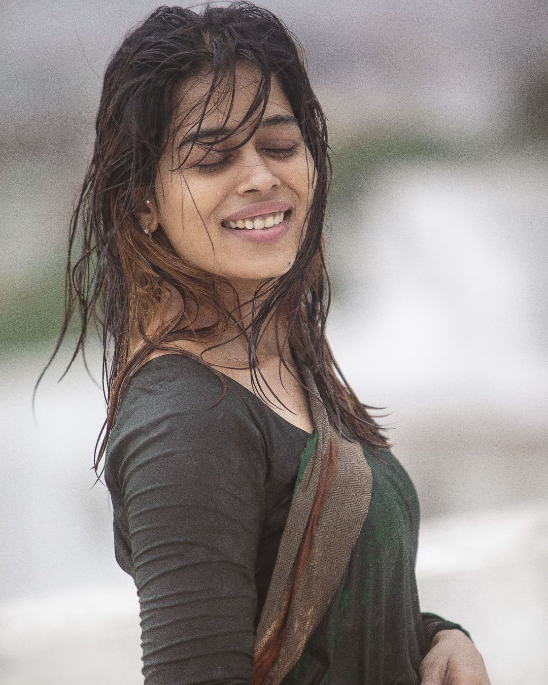 சாரல் மழையில் சொட்டச் சொட்ட நனைந்த சாய் பிரியங்கா ருத்.. கிக்கேற்றும் ...