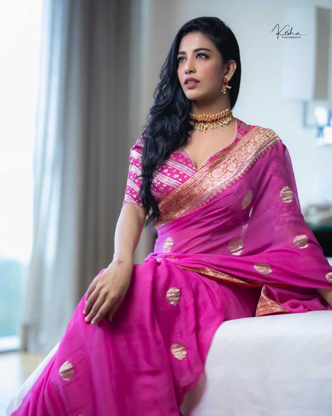 Daksha Nagarkar : కొంచెం క్లాస్ కొంచెం మాస్.. రెండు లుక్స్ లో హీట్ ...