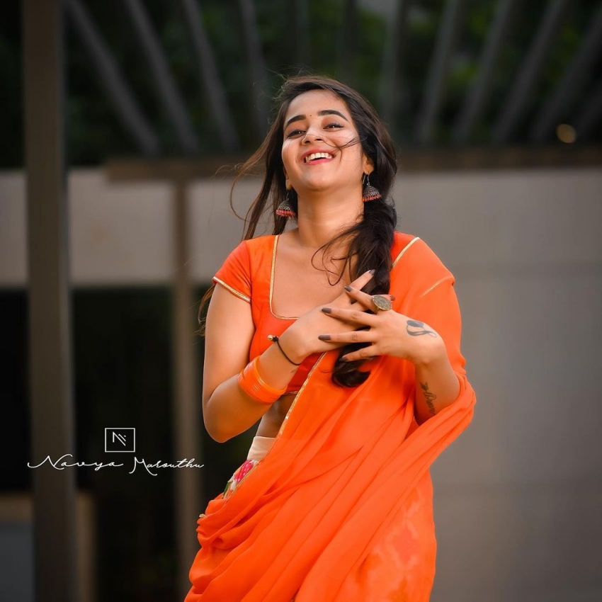 Deepthi Sunaina : రచ్చ రేపిన దీప్తి.. వీపు అందాలు చూపిస్తూ హాట్ ట్రీట్ ...