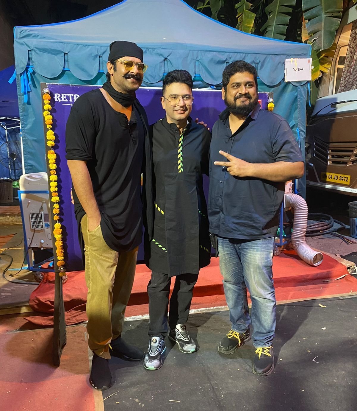 Have You Seen These BTS Pictures Of Adipurush Featuring Prabhas ...