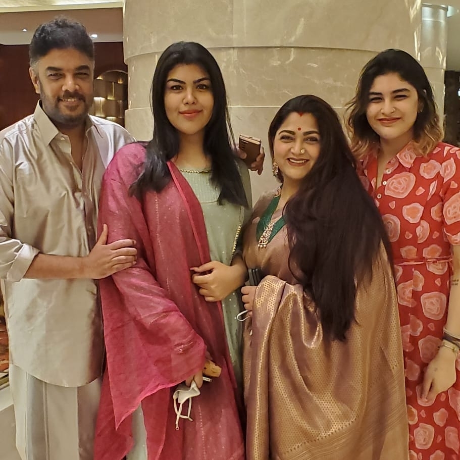 சேலையில் ஜொலிக்கும் குஷ்புவின் மகள் அனந்திதா.. வைரலாகும் லேட்டஸ்ட் ...
