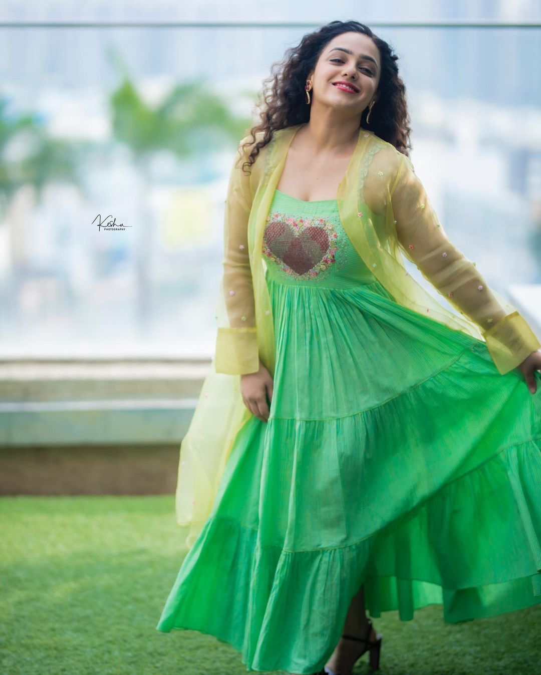 കാറ്റത്ത് പാറുന്ന മുടിയുമായി നിത്യ മേനോന്‍; ക്യൂട്ട് ലുക്കില് ...