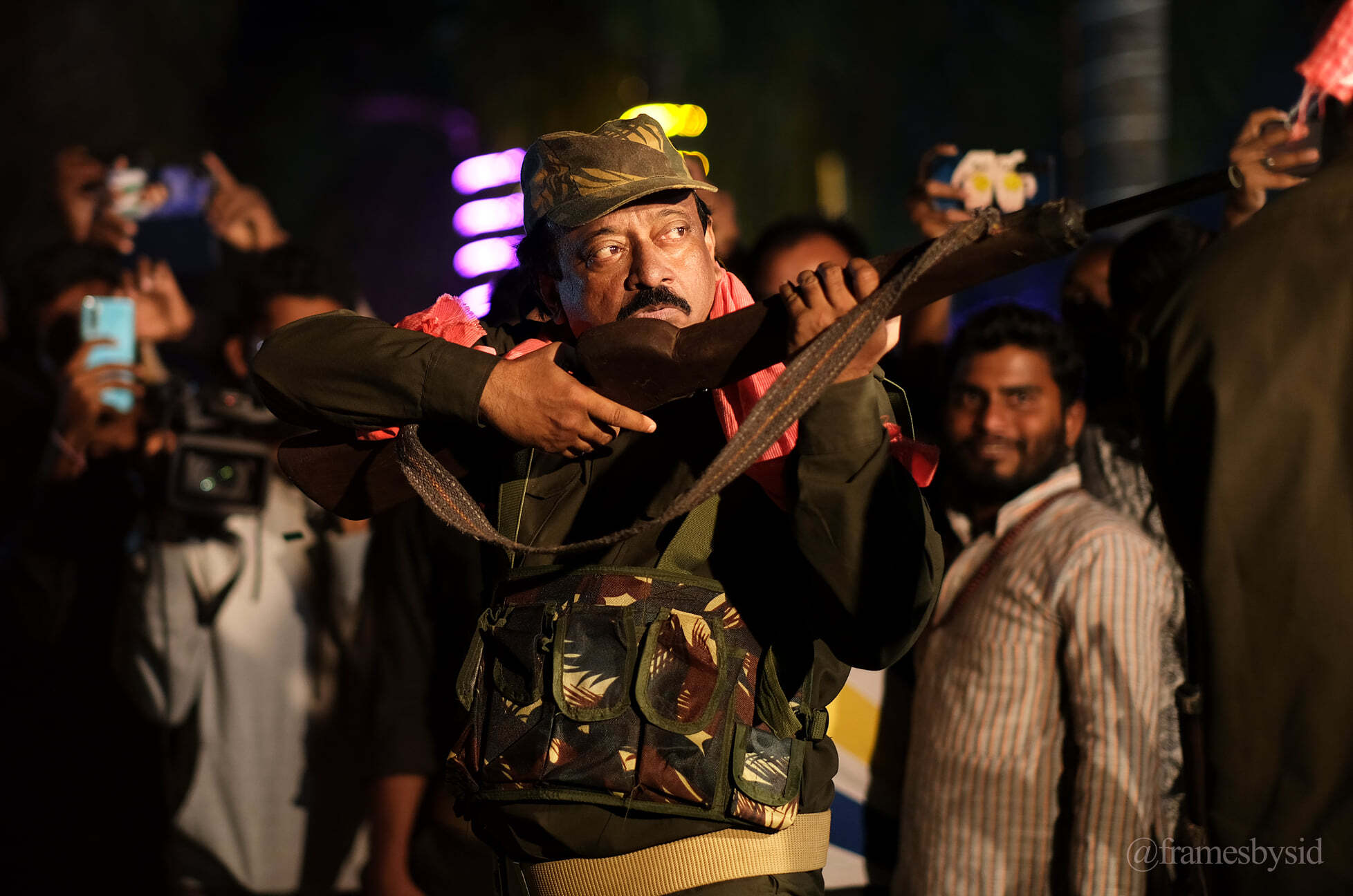 KONDA MOVIE : ఆలివ్ గ్రీన్ డ్రెస్సులో ఆర్జీవీ.. కత్తి, గన్స్ తో హల్చల్ ...