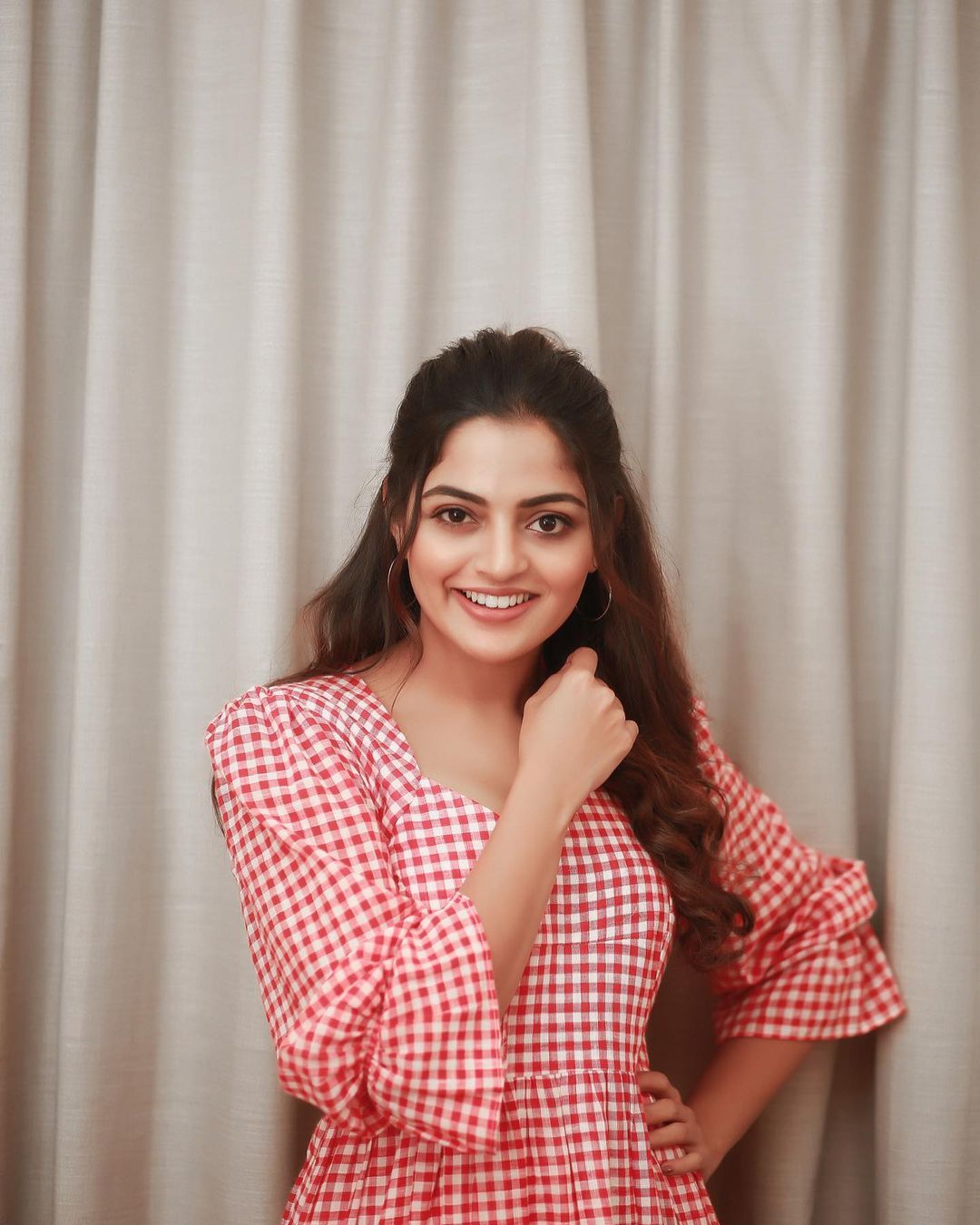 സിംപിളായി നിഖില വിമൽ, നടിയുടെ മനോഹരമായ ചിത്രങ്ങൾ കാണാം | Madhuram Movie ...