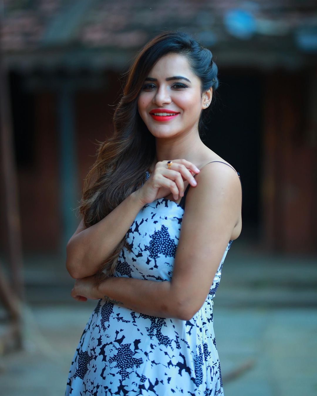 Ashu Reddy: హాట్ డ్రెస్‌తో అషు రెడ్డి రచ్చ.. విచిత్రమైన భంగిమలతో ...