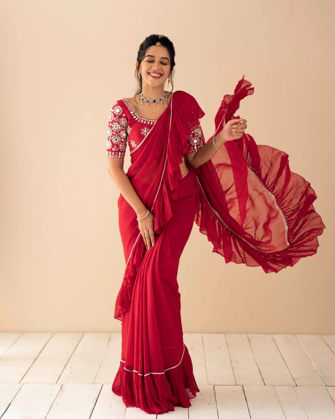 ரெட் கலர் புடவையில் ரசிகர்களை கிறங்க வைத்த மிர்னாலினி ரவி போட்டோஸ் ...