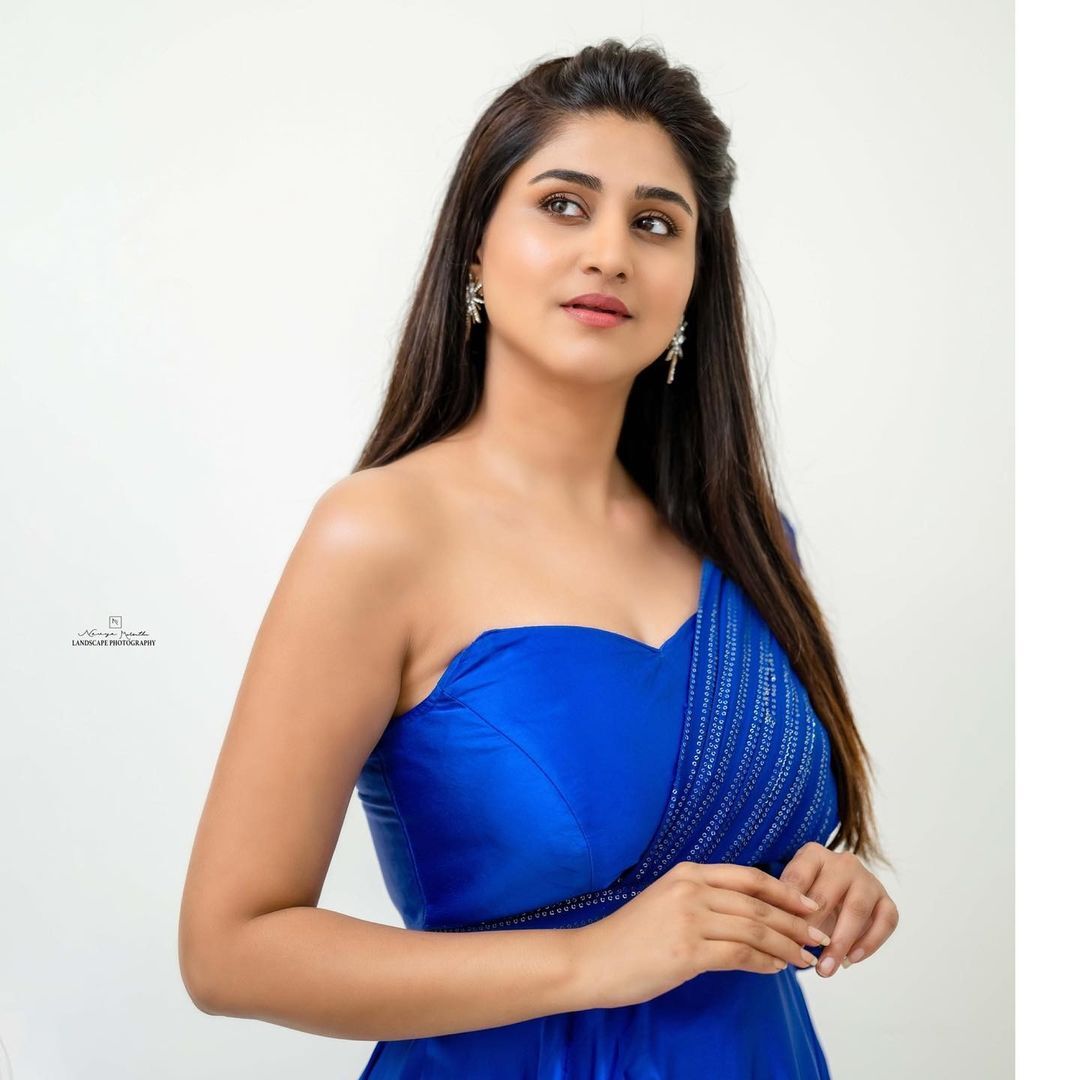 Anchor Varshini : మినీ స్కర్ట్‌లో వర్షిణీ - చేతిలో ఎర్ర గులాబీలతో ...