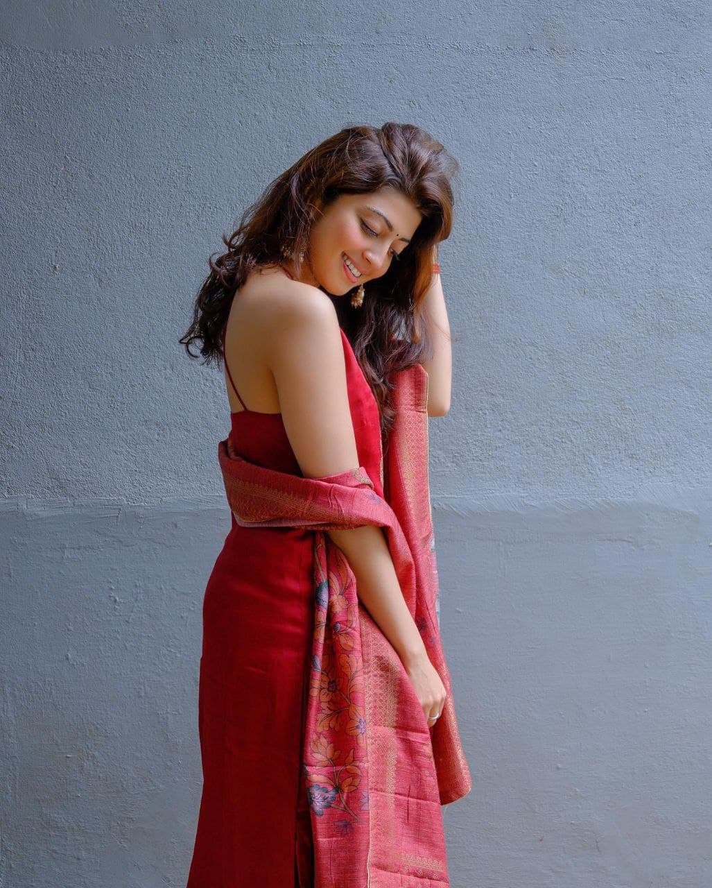 Pranitha subhash: గ్లామర్ ప్రజెంటేషన్ లో రెచ్చిపోకుండా.. చిరునవ్వుతోనే ...