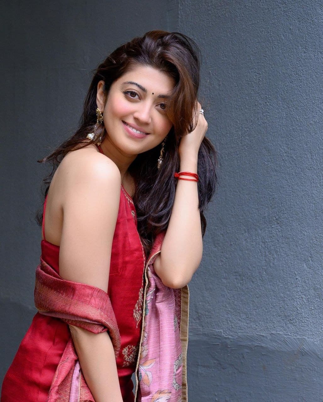 Pranitha subhash: గ్లామర్ ప్రజెంటేషన్ లో రెచ్చిపోకుండా.. చిరునవ్వుతోనే ...
