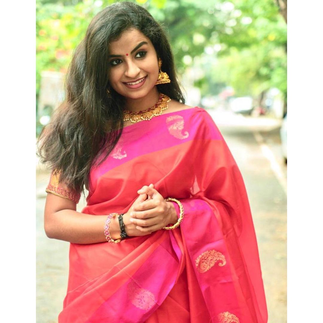 அட யார் இந்த கிராமத்து கிளி… குக் கோமாளி சிவாங்கியின் கலக்கல் போட்டோஸ் ...