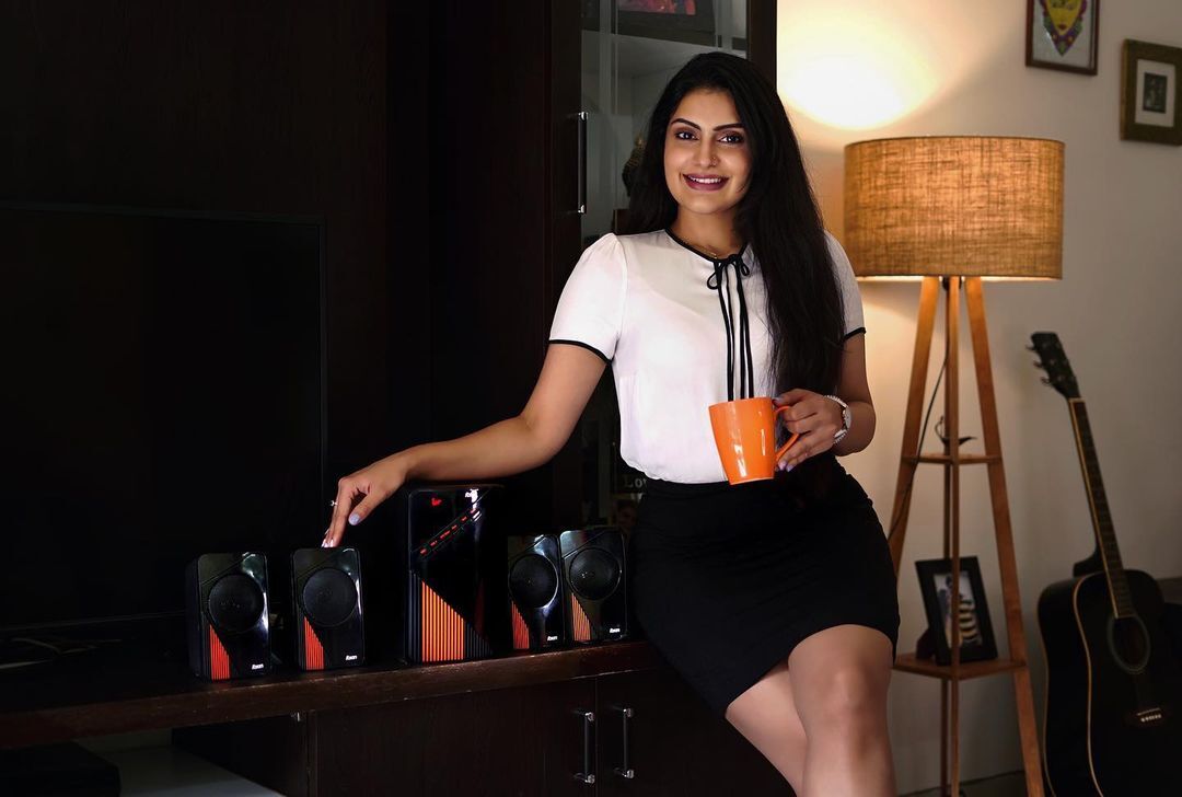 പ്രകൃതിയോടിണങ്ങി പൂമ്പാറ്റയെപ്പോലെ ഷാനു സുരേഷ്, ഗ്ലാമർ ചിത്രങ്ങൾ കാണാം ...