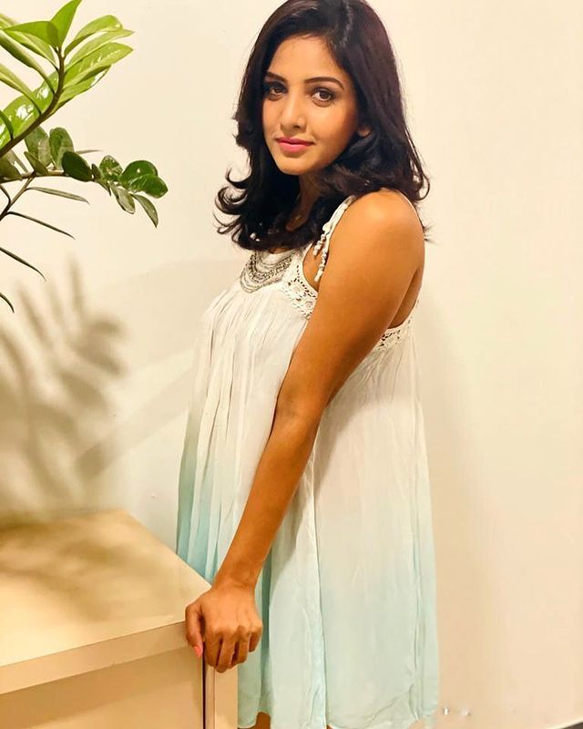 குட்டி பாப்பா டிரெஸ்ல இப்படி சூடேத்துறீங்களே...பசங்க பாவம் இல்லையா ...