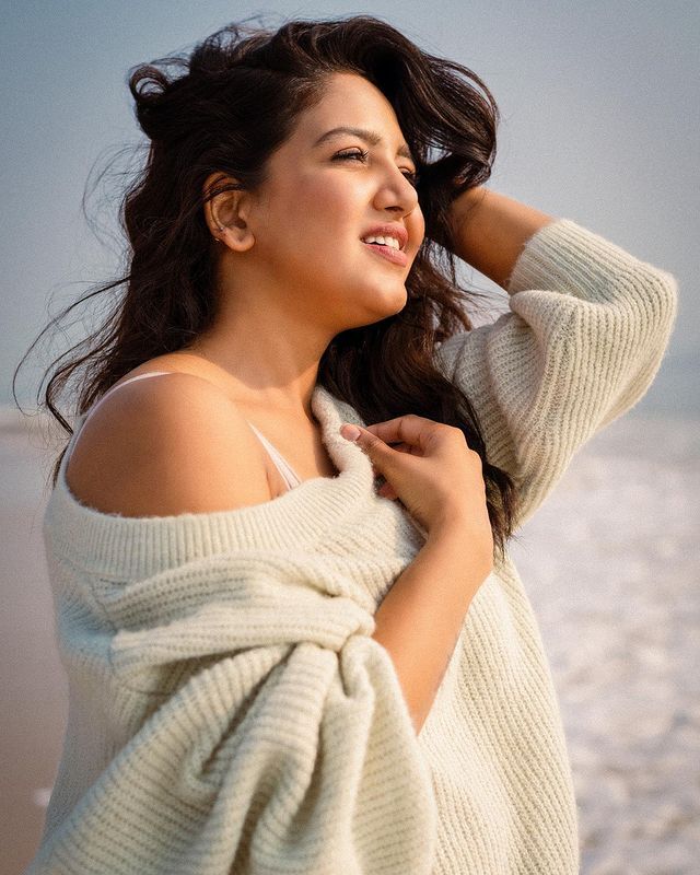 குட்டி பாப்பா டிரெஸ்ல இப்படி சூடேத்துறீங்களே...பசங்க பாவம் இல்லையா ...