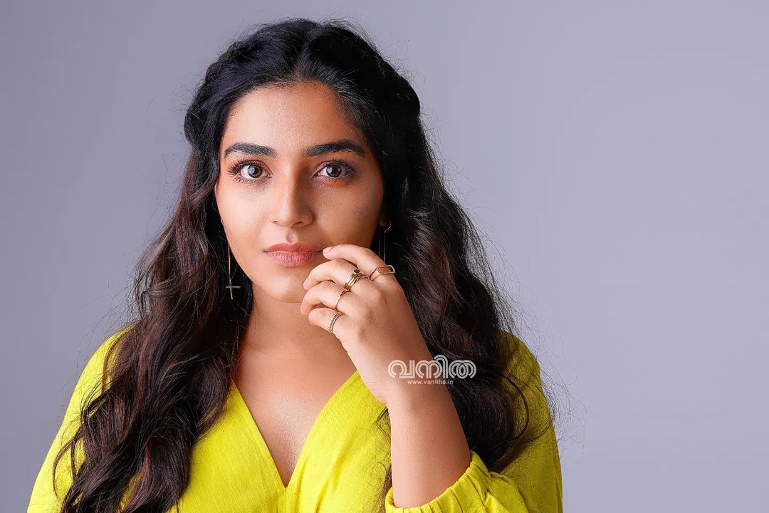 90സ് ക്ലാസിക്ക് ലുക്കിൽ രജിഷ വിജയൻ, സ്റ്റൈലിഷ് ചിത്രങ്ങൾ കാണാം | Mollywood Actress Rajisha ...