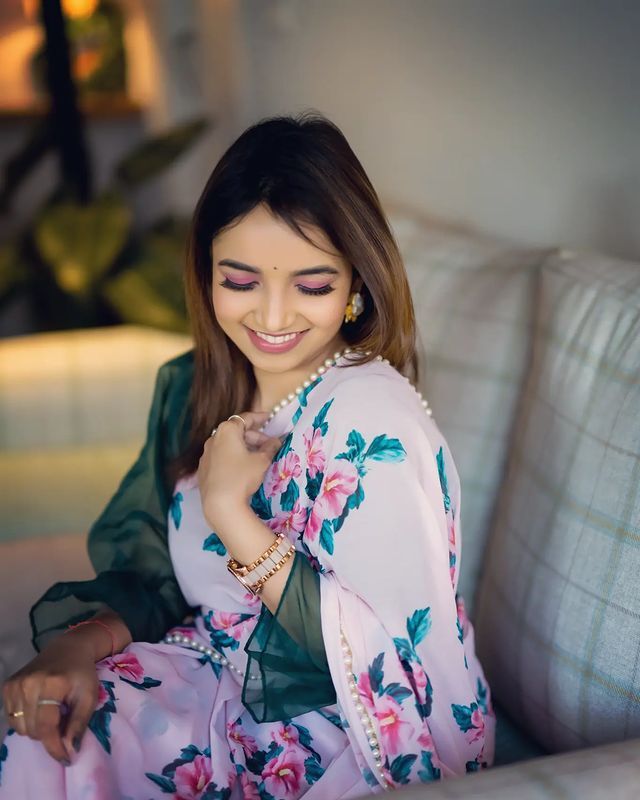 Nutana Mohan : సింగర్ నూతన మోహన్ గ్లామరస్ ఫోటోలు.. ఎంత అందంగా ఉందో ...