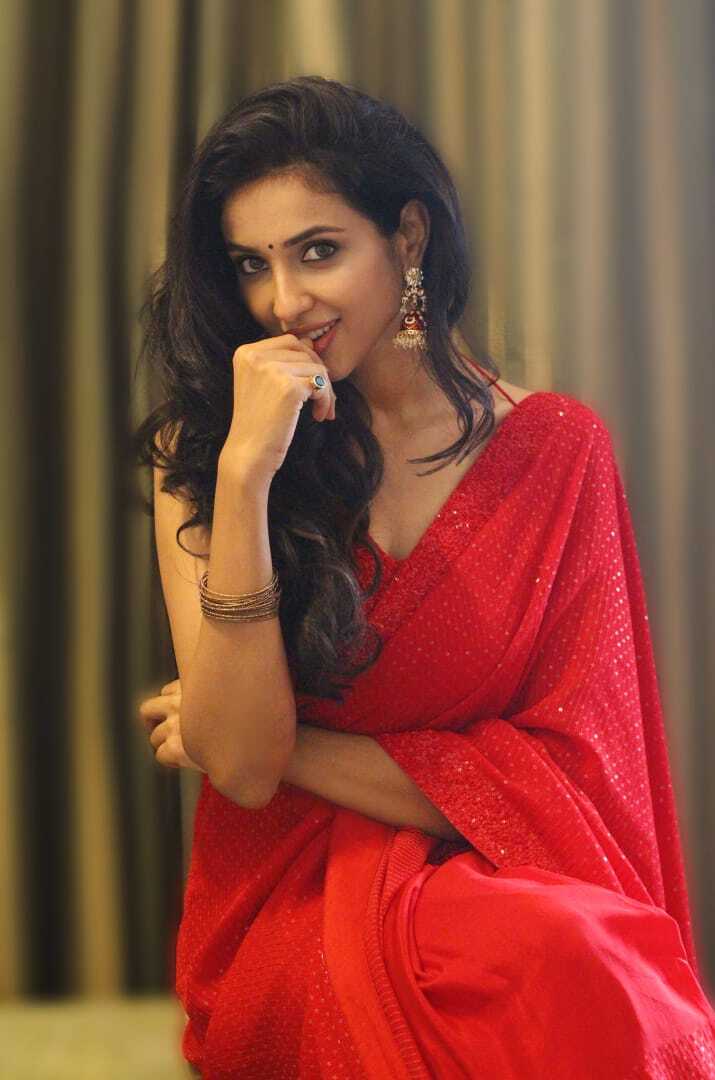 சேலையில் வீடுகட்ட தயாராகும் மன்மத லீலை நடிகை | Riya Suman Photos ...