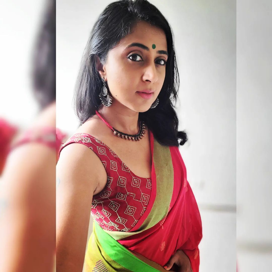 புடவையில் அள்ளும் அழகில் நடிகை கனிகா.. இது வேற லெவல் அழகா இருக்கே ...