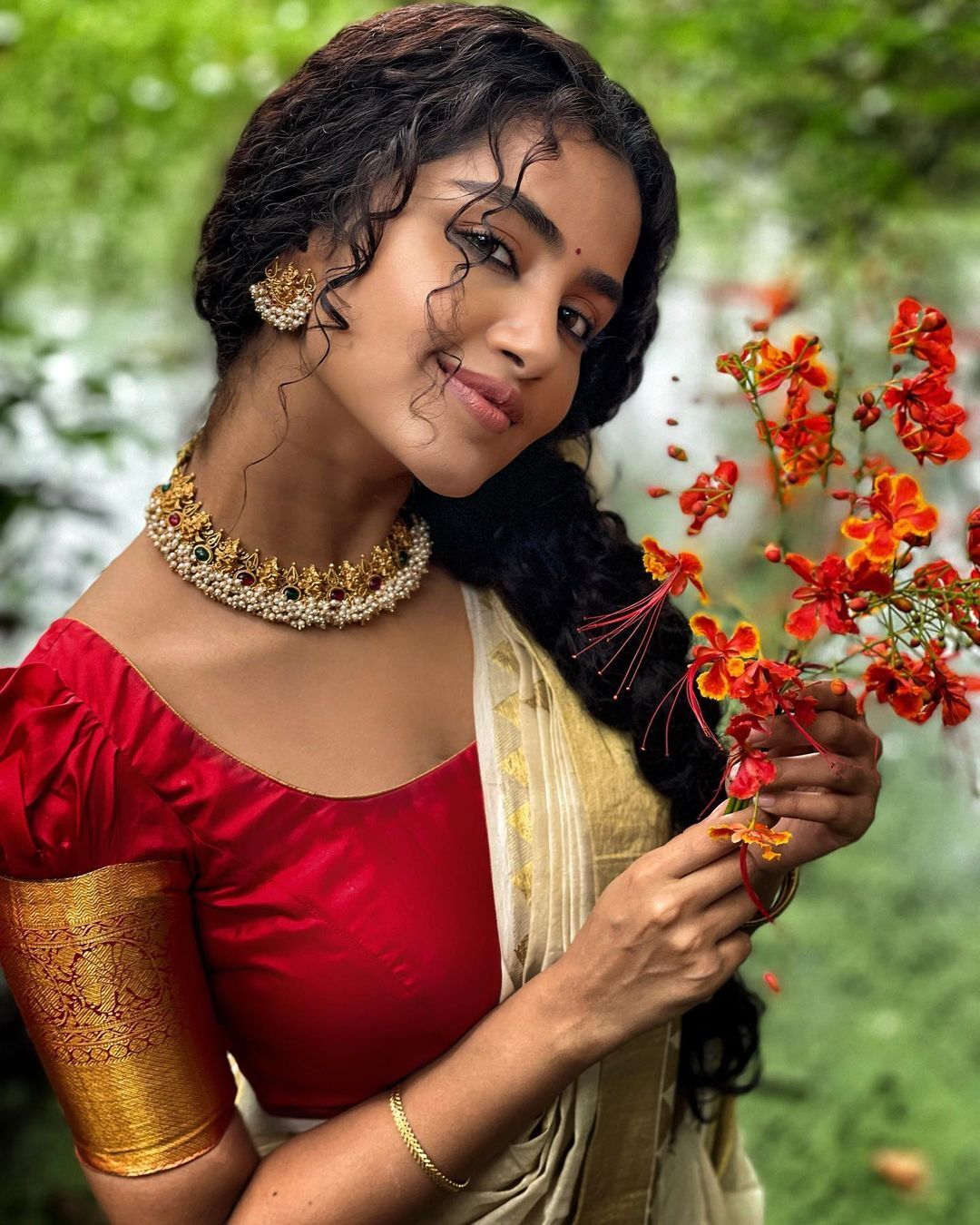 போட்டோகிராஃபர் கொடுத்து வச்சவரு...வளைத்து வளைத்து போஸ் கொடுத்த அனுபமா ...