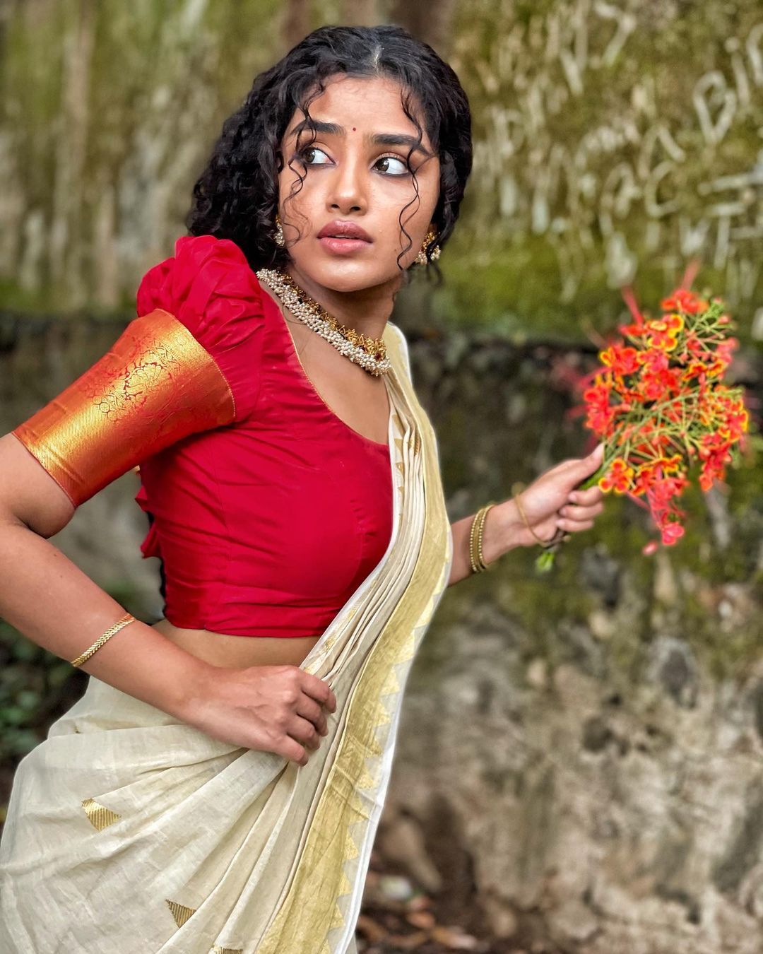 போட்டோகிராஃபர் கொடுத்து வச்சவரு...வளைத்து வளைத்து போஸ் கொடுத்த அனுபமா ...