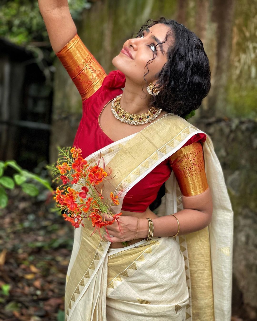 போட்டோகிராஃபர் கொடுத்து வச்சவரு...வளைத்து வளைத்து போஸ் கொடுத்த அனுபமா ...