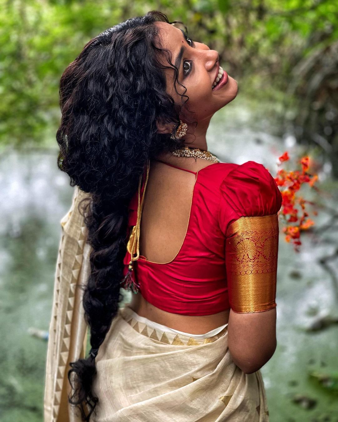 போட்டோகிராஃபர் கொடுத்து வச்சவரு...வளைத்து வளைத்து போஸ் கொடுத்த அனுபமா ...