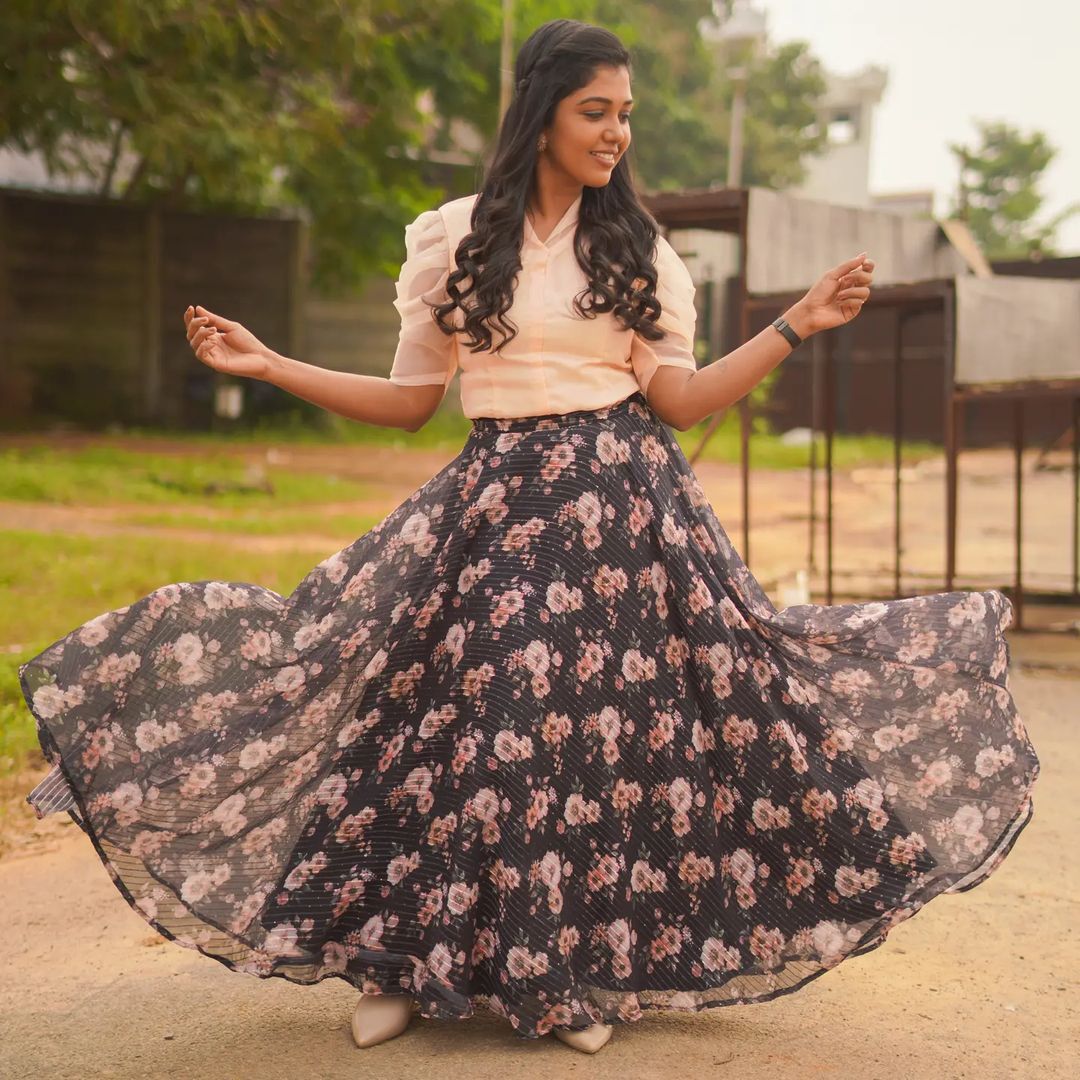 இது என்ன புது மாடல் ஜாக்கெட்டா?... கலக்குறீங்க ரித்விகா! | Actress ...