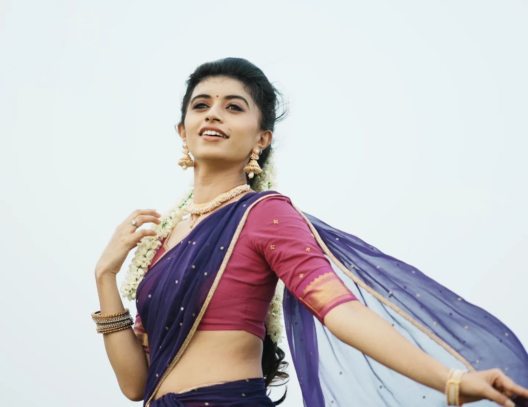 அம்மாவான பிறகும் ‘எருமை சாணி’ ஹரிஜா எவ்ளோ ஹாட்டா இருக்காரு பாருங்க ...