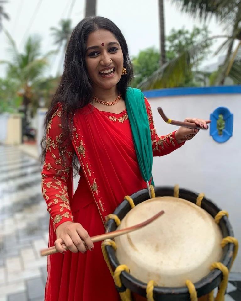 താളപെരുമയോടെ നടി സുസ്മിത പ്രഭാകരൻ, നീയും ഞാനും താരത്തിൻ്റെ ചിത്രങ്ങ ...