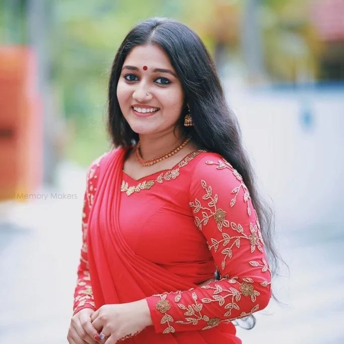 താളപെരുമയോടെ നടി സുസ്മിത പ്രഭാകരൻ, നീയും ഞാനും താരത്തിൻ്റെ ചിത്രങ്ങ ...