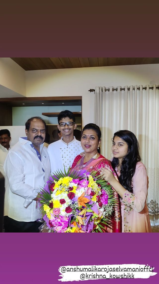 Rk Roja : మంత్రిగా రోజా ప్రమాణ స్వీకారం.. మొదటి సెల్ఫీ ఎవరితోనో తెలుసా ...