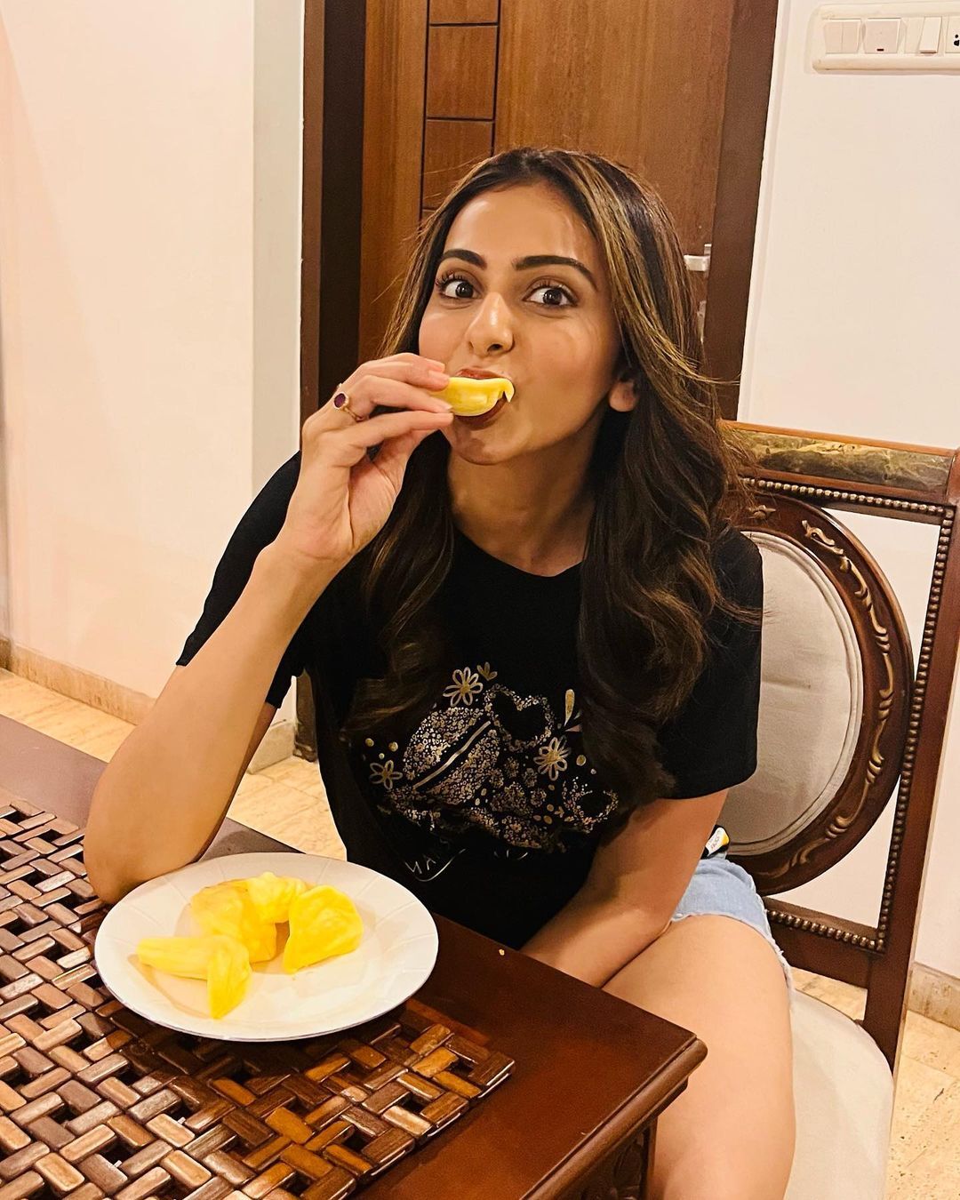 அழகே அழகு... தேவதை... இப்படில்லாம் போஸ் கொடுத்தா ரசிகர்கள் கதை ...