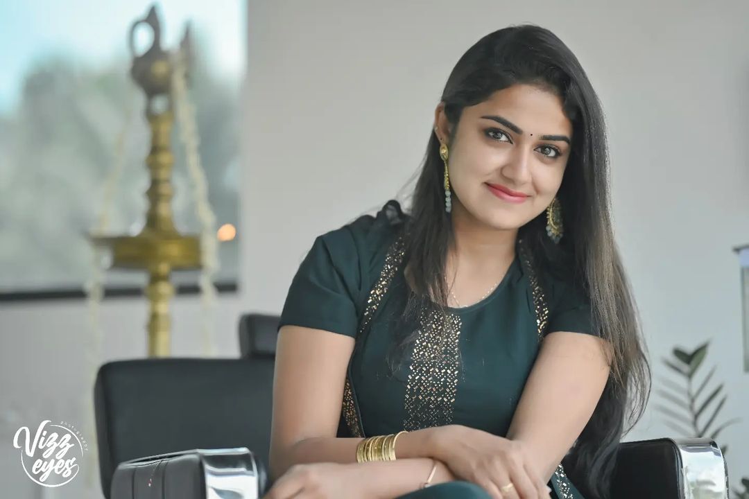 സിംപിൾ ലുക്കിൽ ബോൾഡായി ഹരിത ജി നായർ, കിടിലന്‍ ചിത്രങ്ങൾ വൈറൽ | Serial ...