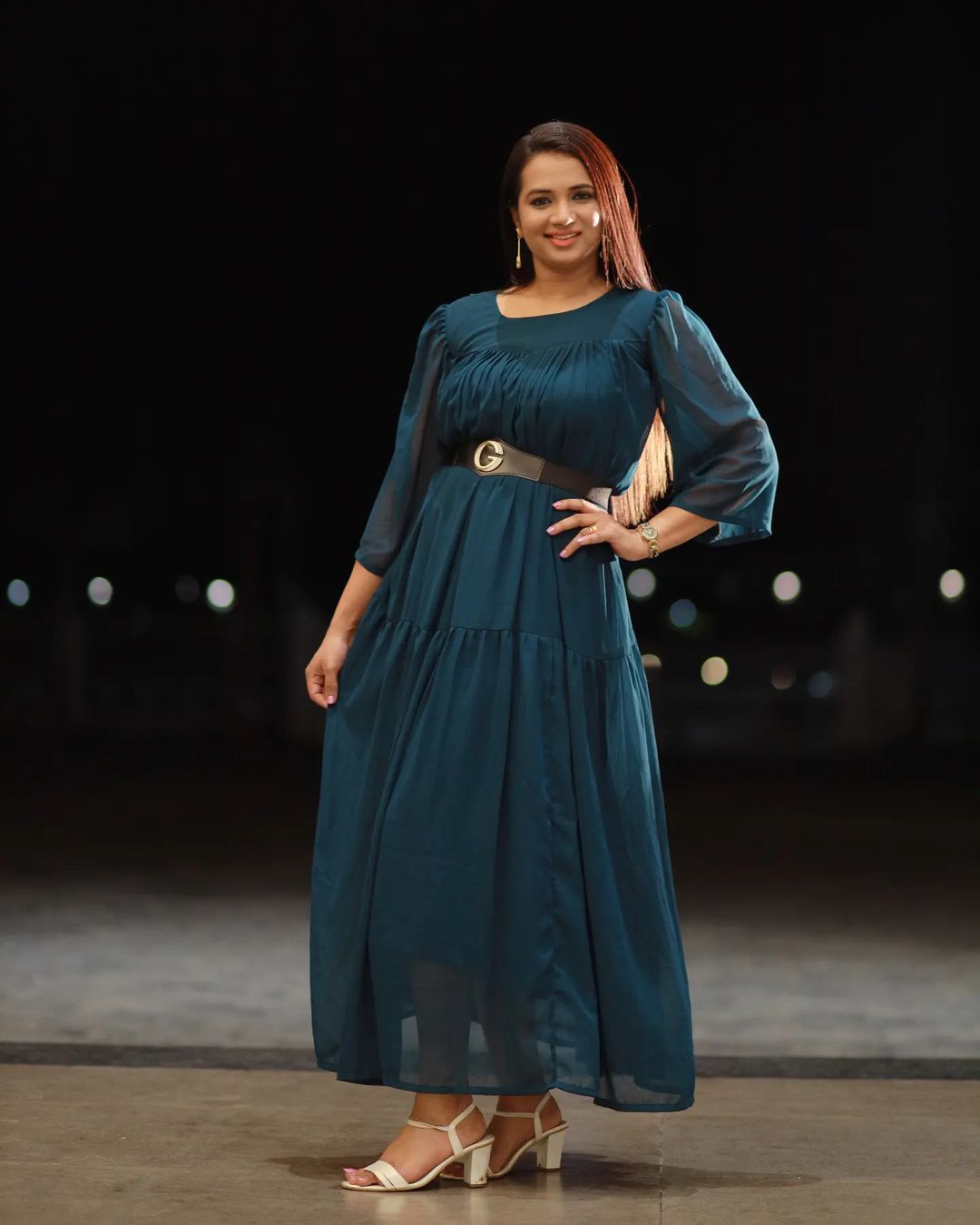 ബോളിവുഡ് സ്റ്റൈലിൽ കിടിലൻ ഫോട്ടോകളുമായി കുടുംബവിളക്കിലെ വേദിക, ചിത്രങ്ങ ...