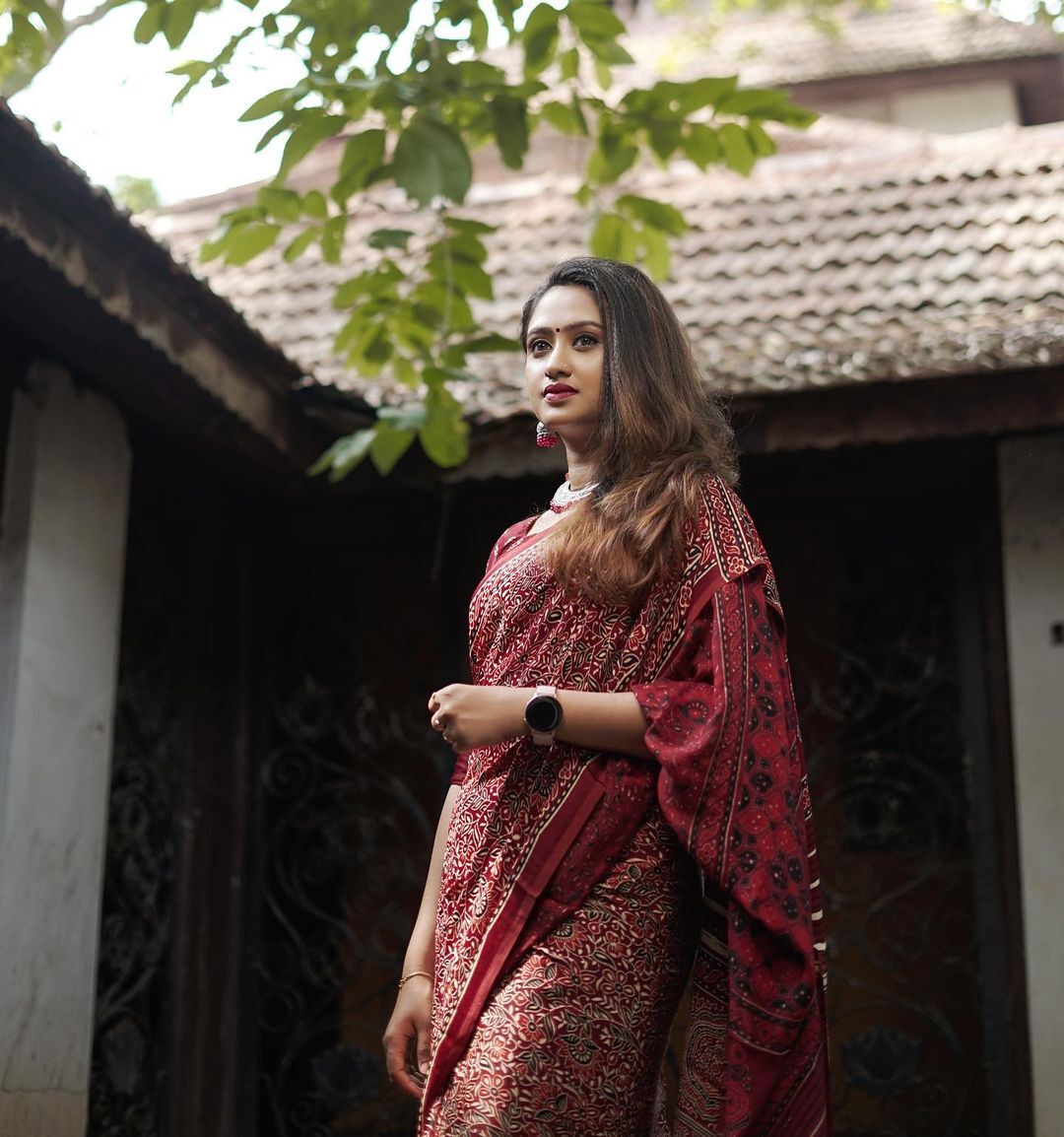 ലളിതം... സുന്ദരം, സ്വാതിയുടെ സാരിലുക്കിനെ പ്രശംസിച്ച് ആരാധകർ, ലുക്ക് ...