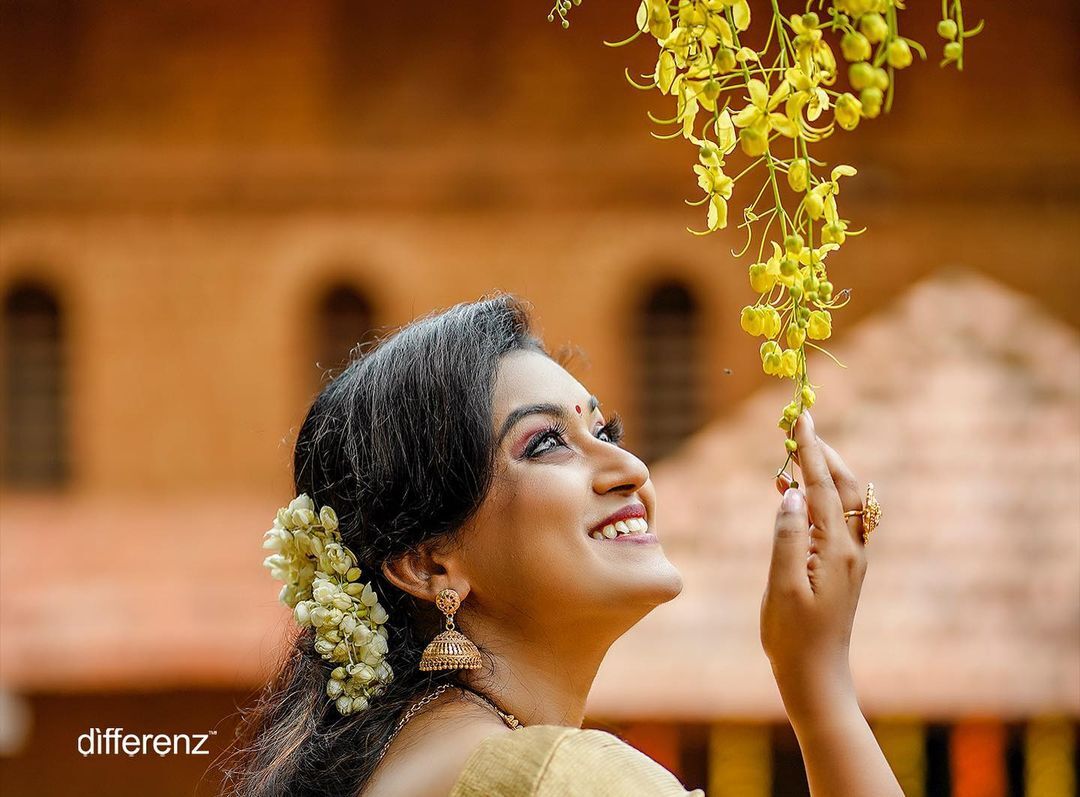 കയ്യില്‍ കണികൊന്നയും കൃഷ്ണനുമായി വരദ, നടിയുടെ വിഷുദിനം... കാണാം ...