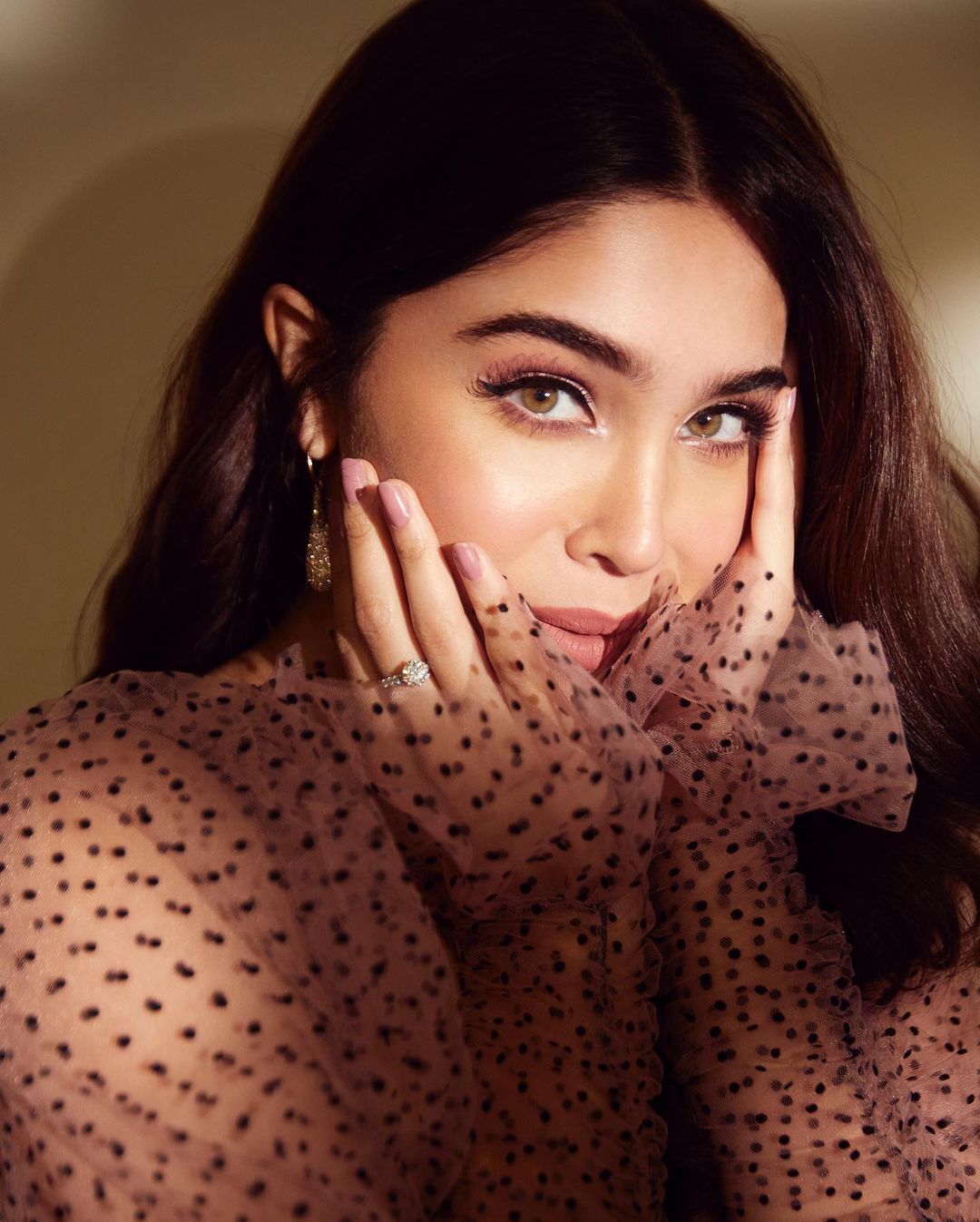 Sharvari Wagh : అందాల ఆరబోతలో రెచ్చిపోయిన శర్వరీ వాఘ్.. ఘాటు అందాలు ...