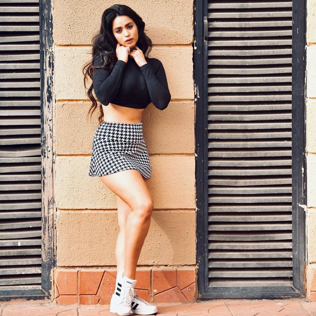 Soundarya Sharma : రెచ్చిపోయి అందాలు ఆరబోస్తున్న సౌందర్య శర్మ.. ఎక్కడా ...