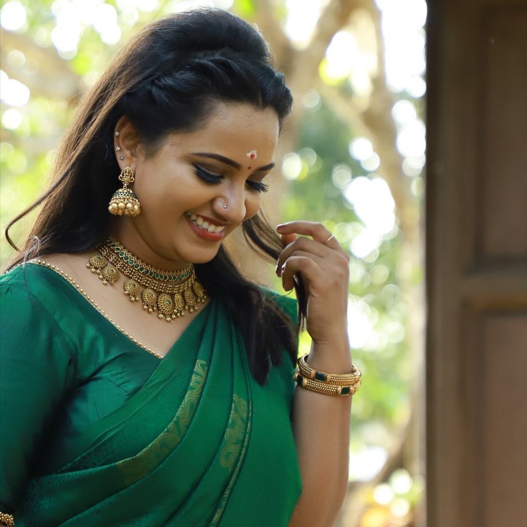 പട്ട് സാരിയില്‍ സുന്ദരിയായി പ്രതീക്ഷ, പുതിയ ചിത്രങ്ങള്‍ നോക്കൂ | TV ...