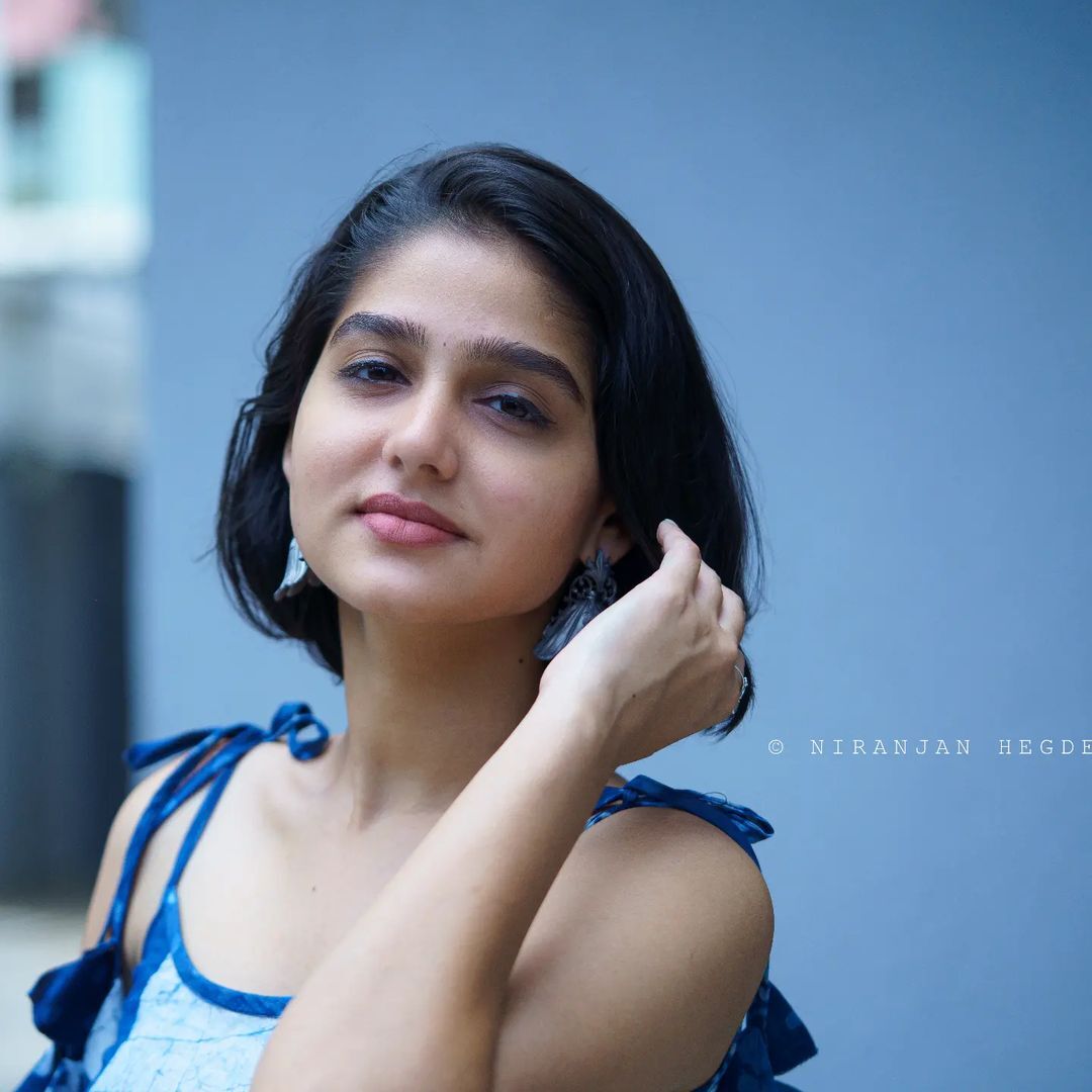 സിമ്പിൾ സ്റ്റൈലിൽ അനശ്വര രാജൻ, നടിയുടെ ക്യൂട്ട് ചിത്രങ്ങളിതാ | Young ...