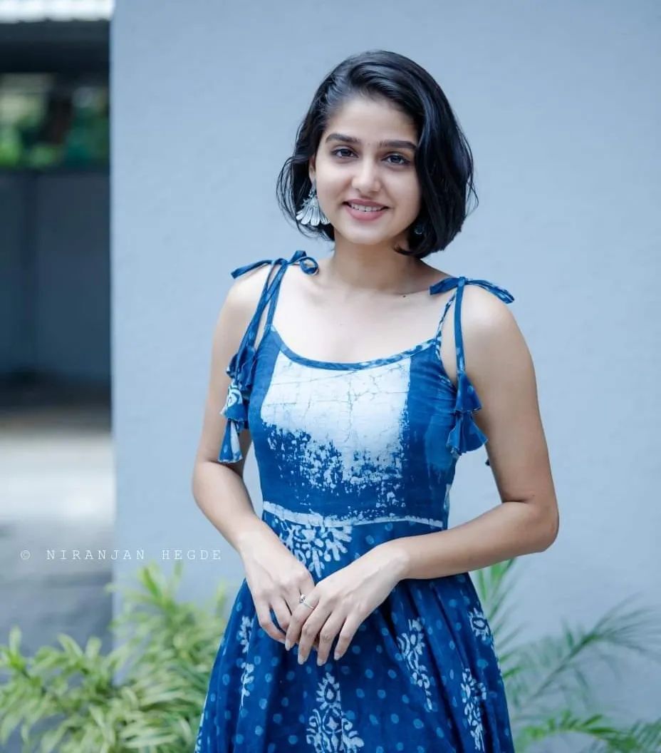 സിമ്പിൾ സ്റ്റൈലിൽ അനശ്വര രാജൻ, നടിയുടെ ക്യൂട്ട് ചിത്രങ്ങളിതാ | Young ...